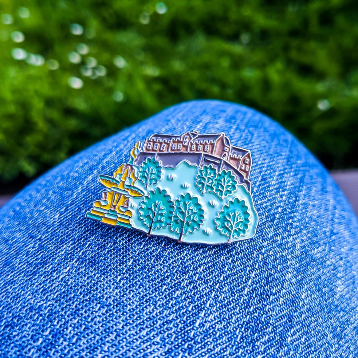 Edinburgh Castle Pin Badge – Victoria Rose Ball